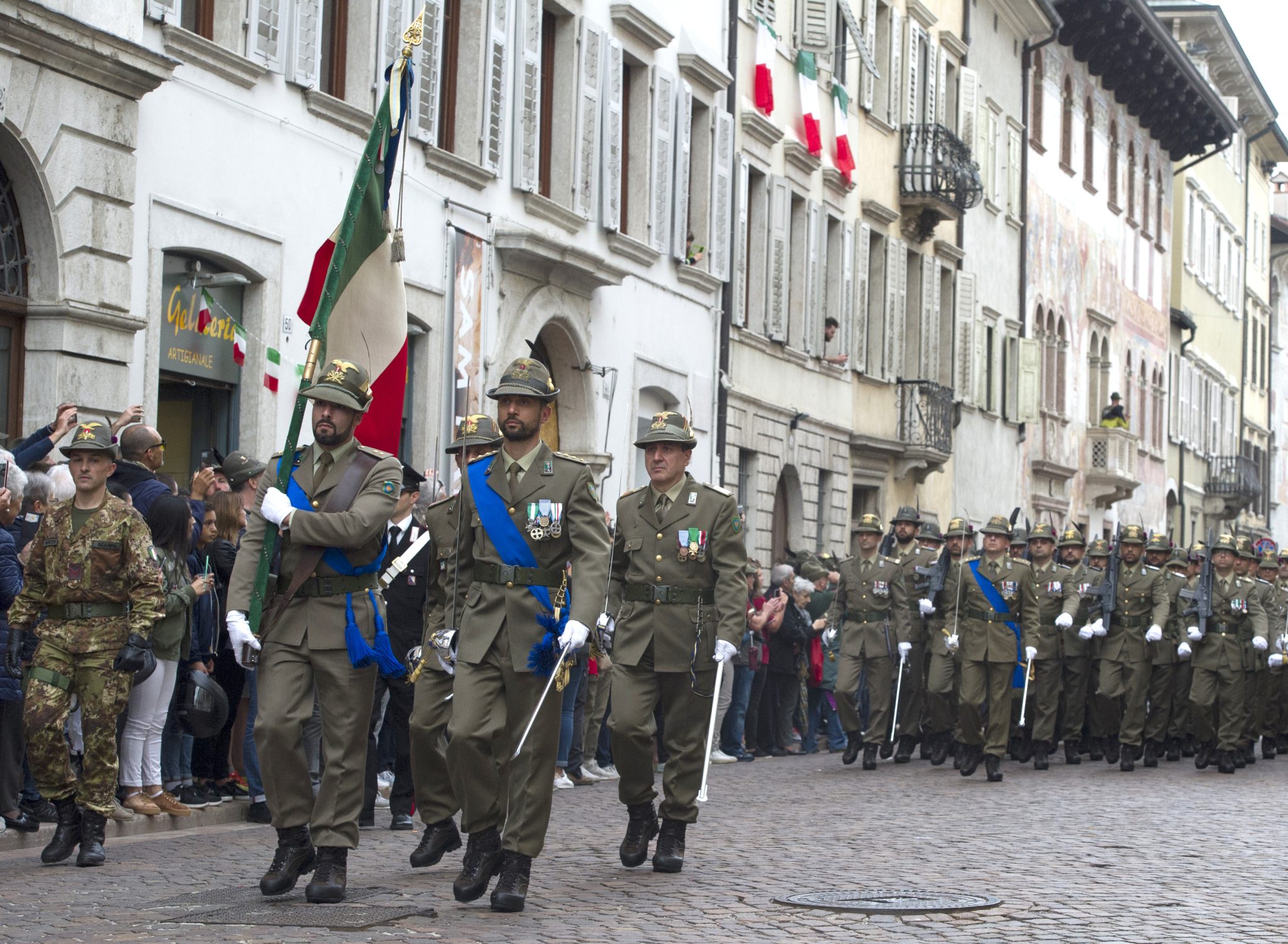 Cerimonia solenne del 150° del Corpo degli Alpini a Napoli ...