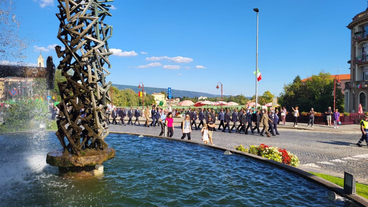 Ivrea: sfilano 22mila alpini di Piemonte, Liguria, Valle d'Aosta e ...