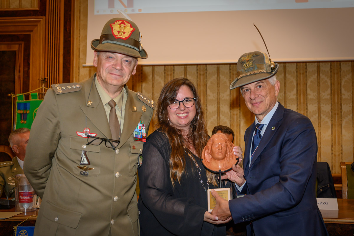 Il Premio letterario dei 150 anni degli alpini a Lucia Zampieri ...