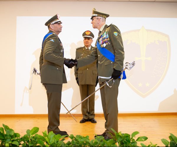 Il gen. Risi nuovo comandante della Divisione Vittorio Veneto ...